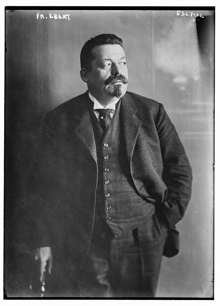 Friedrich_Ebert_circa_1920_facing_right - Demokratiegeschichten