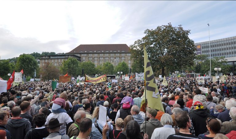 MONTAGSDEMONSTRATION. Vor 35 Jahren fand die erste Demo in Leipzig ...