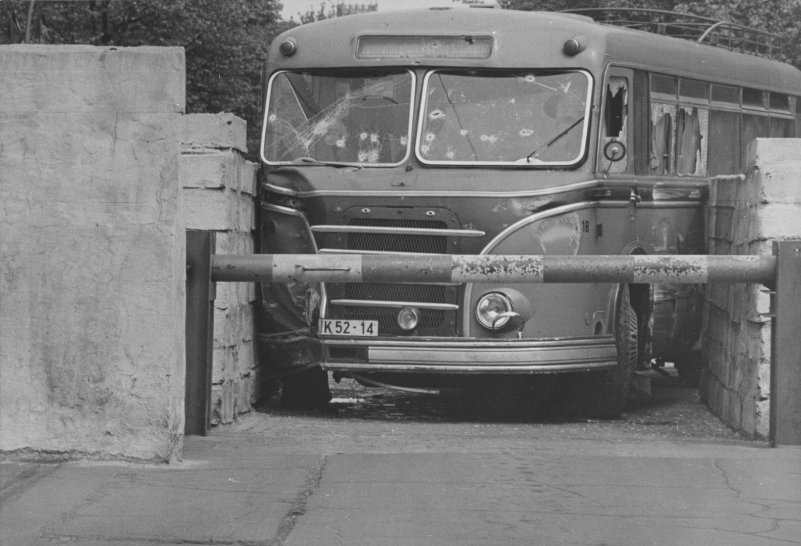 Flucht aus der DDR: Mit Fahrzeugen über die Grenze - Demokratiegeschichten