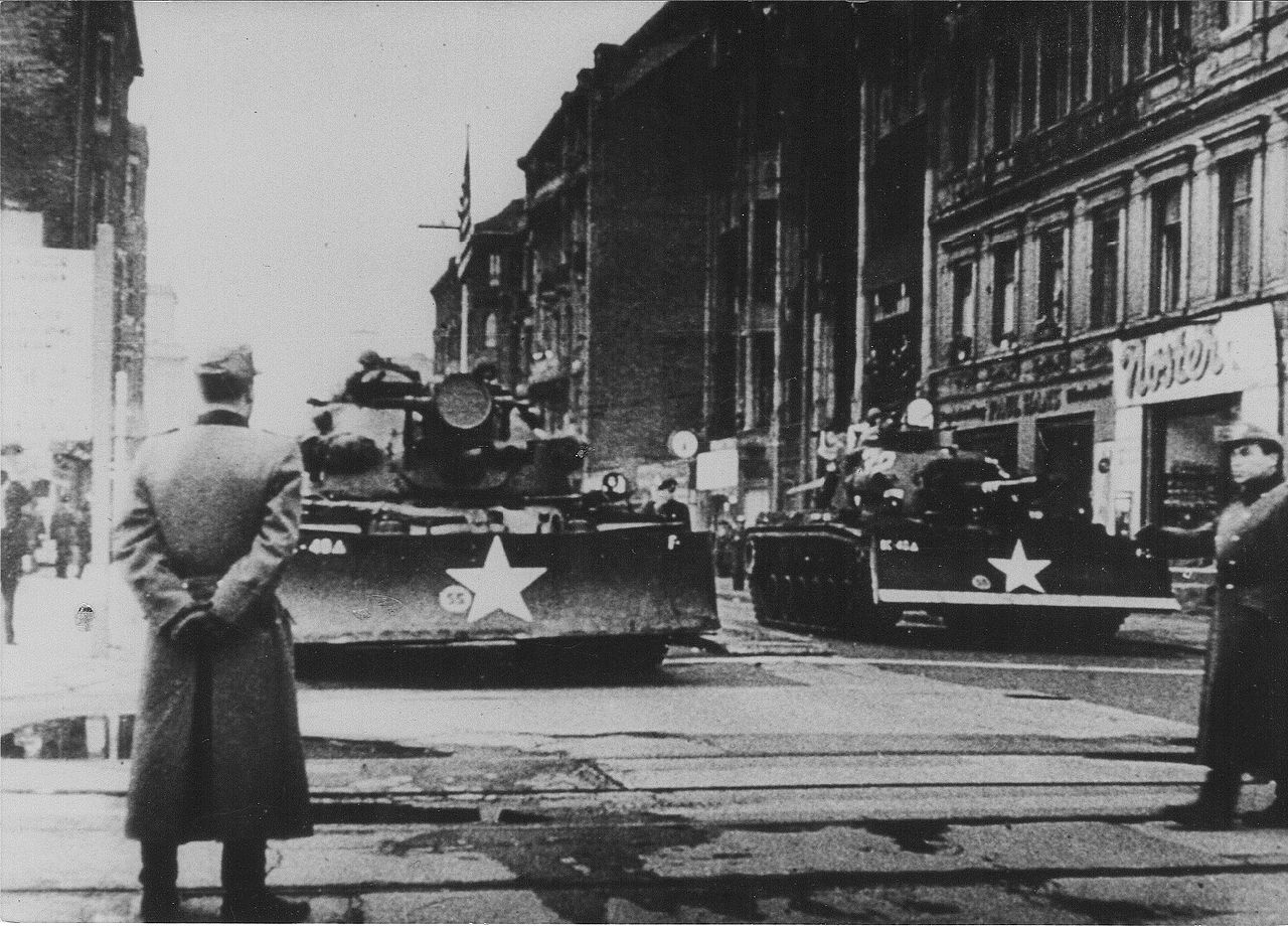 Panzerkonfrontation am Checkpoint Charlie - Demokratiegeschichten